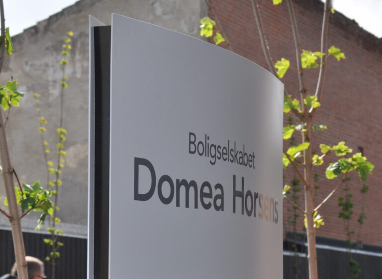 Pylonskilte og Pyloner til alle behov - Få skræddersyede skilte her